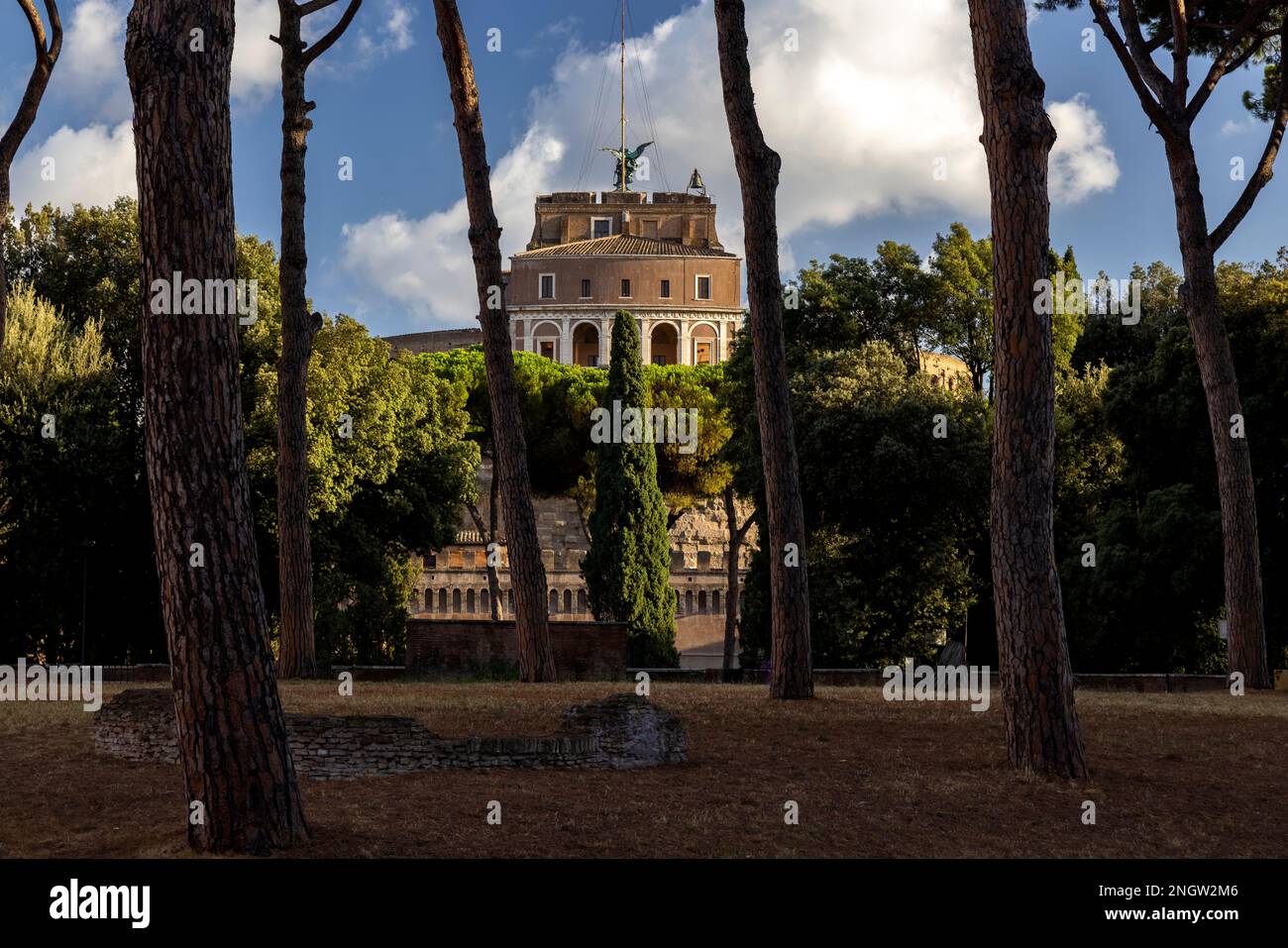 Tiber river park hi-res stock photography and images - Alamy
