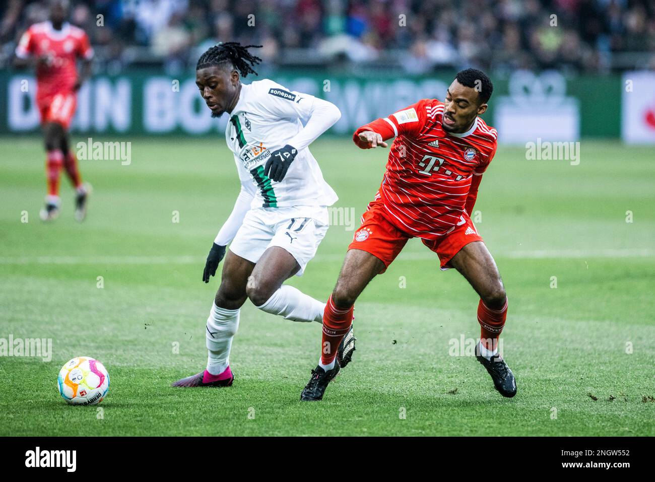Mönchengladbach, Borussia Park, 18.02.23: Ryan Gravenberch (R) (München ...