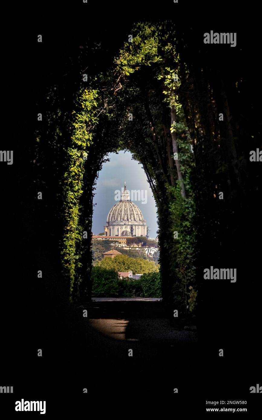Keyhole garden hi-res stock photography and images - Alamy