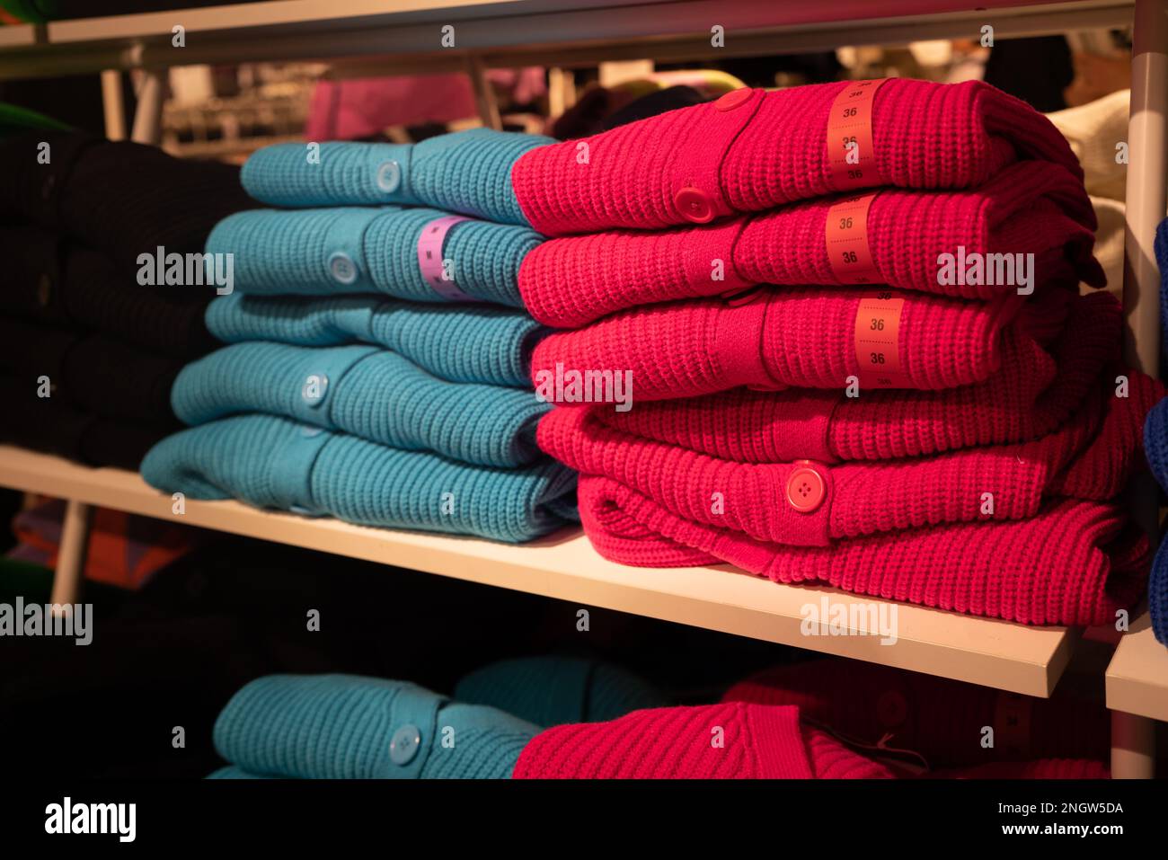 Shelf clothes hi-res stock photography and images - Alamy