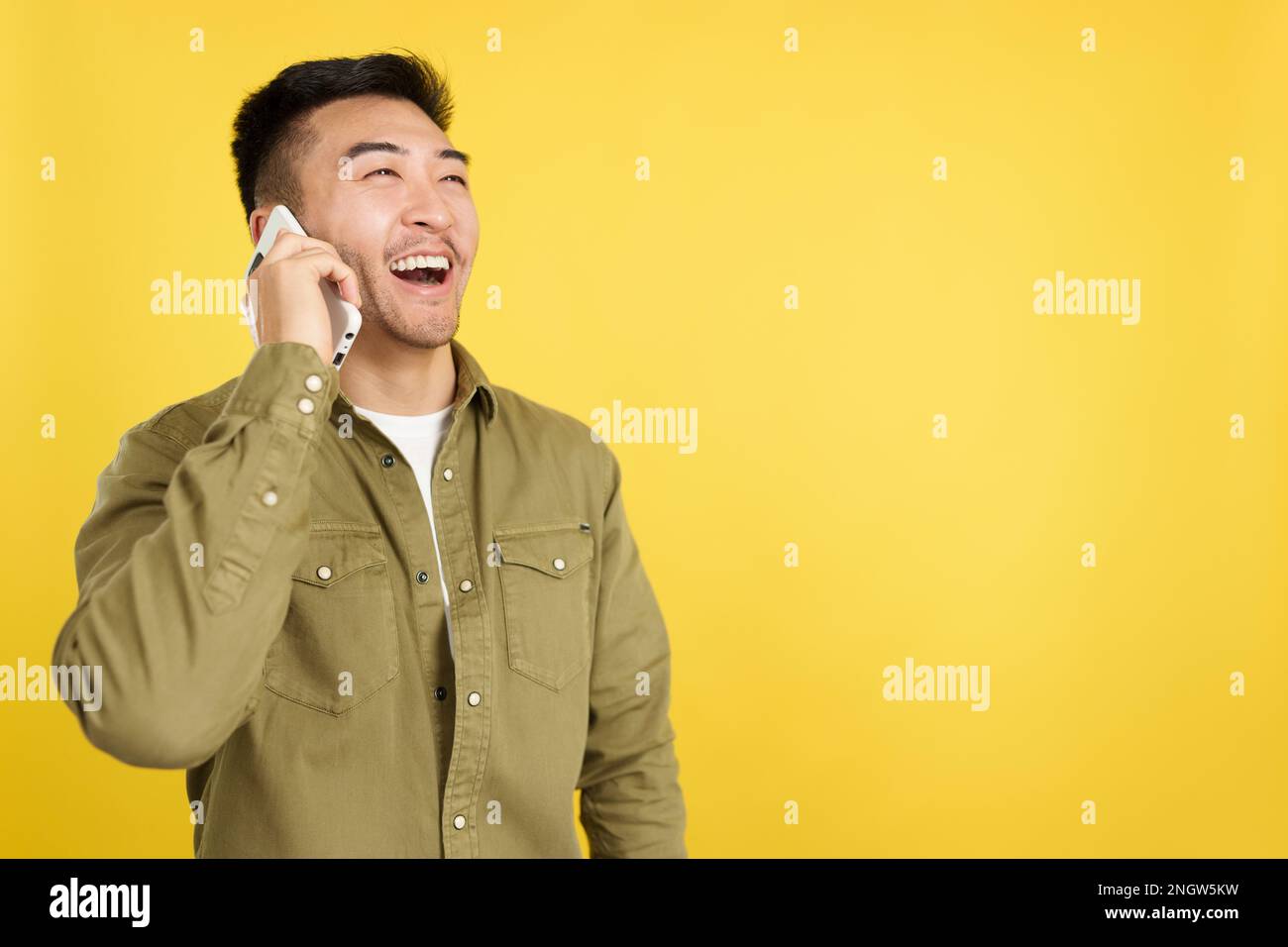 Happy chinese man talking to the mobile Stock Photo - Alamy