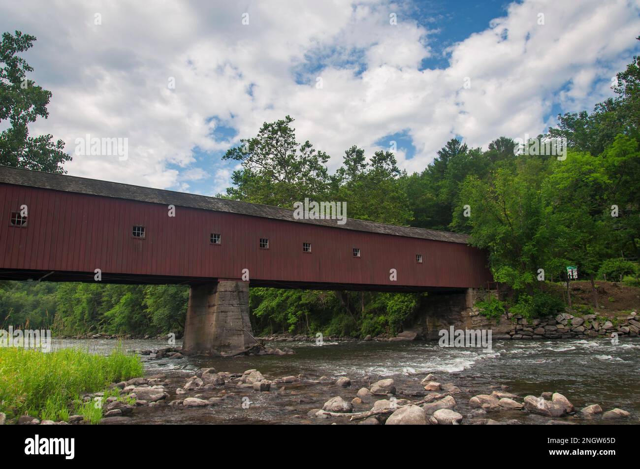 The landmark West Cornwall covered bridge over the Housatonic River in ...