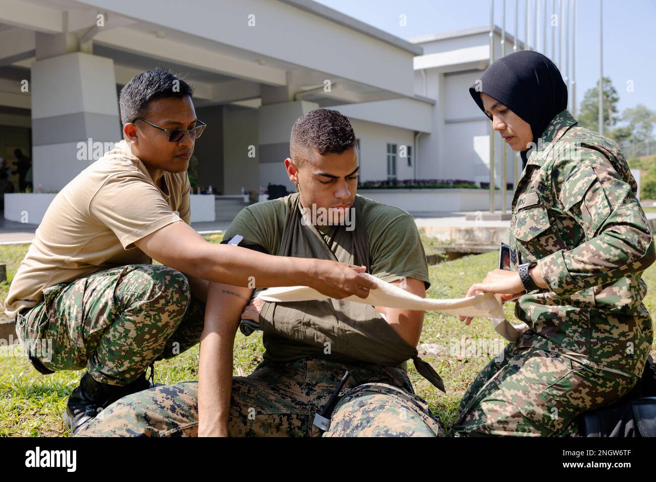 Two Malaysian Army soldiers apply a splint on U.S. Navy Hospital ...