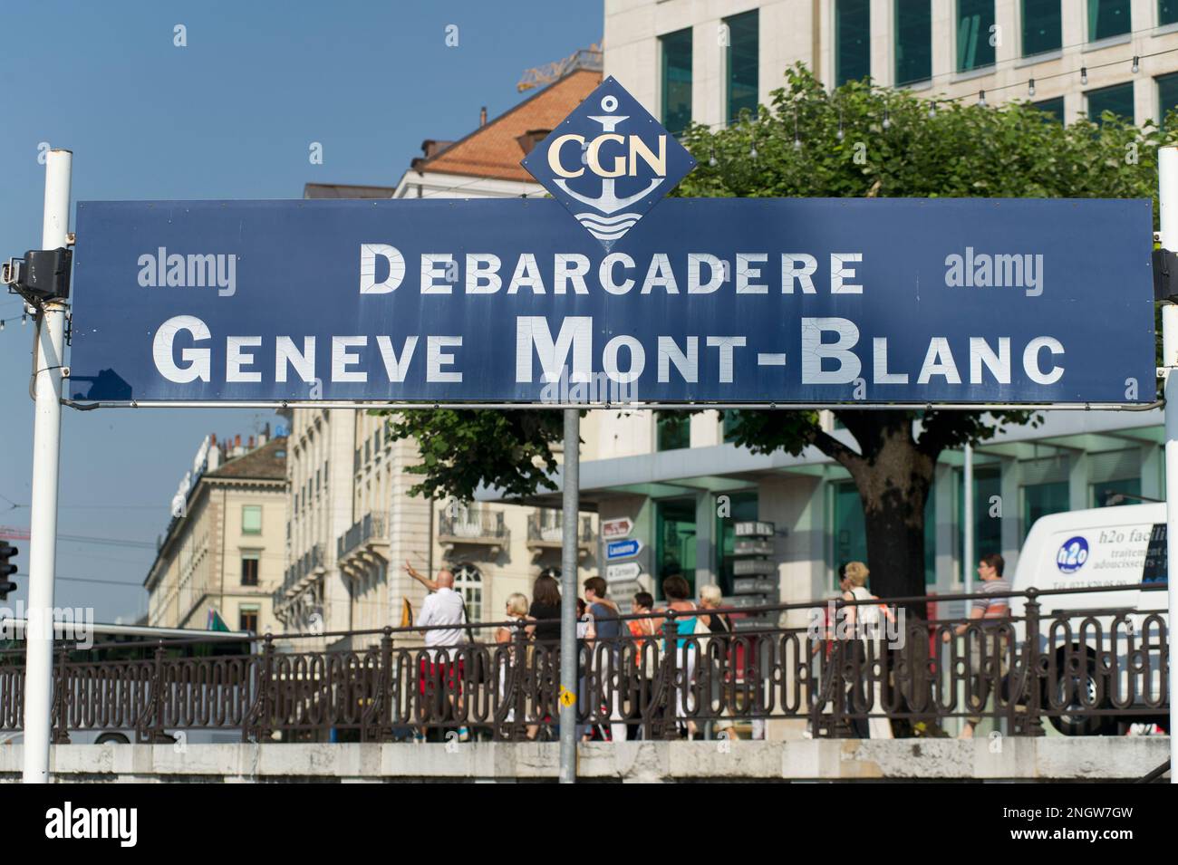 Geneve partage les rives du lac Leman entre espaces verts et immeubles ...