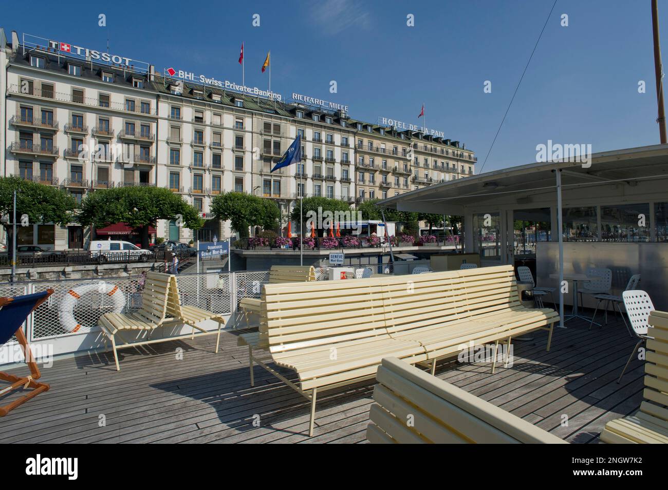 Geneve partage les rives du lac Leman entre espaces verts et immeubles ...