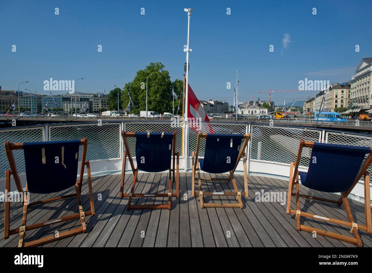 Geneve partage les rives du lac Leman entre espaces verts et immeubles ...