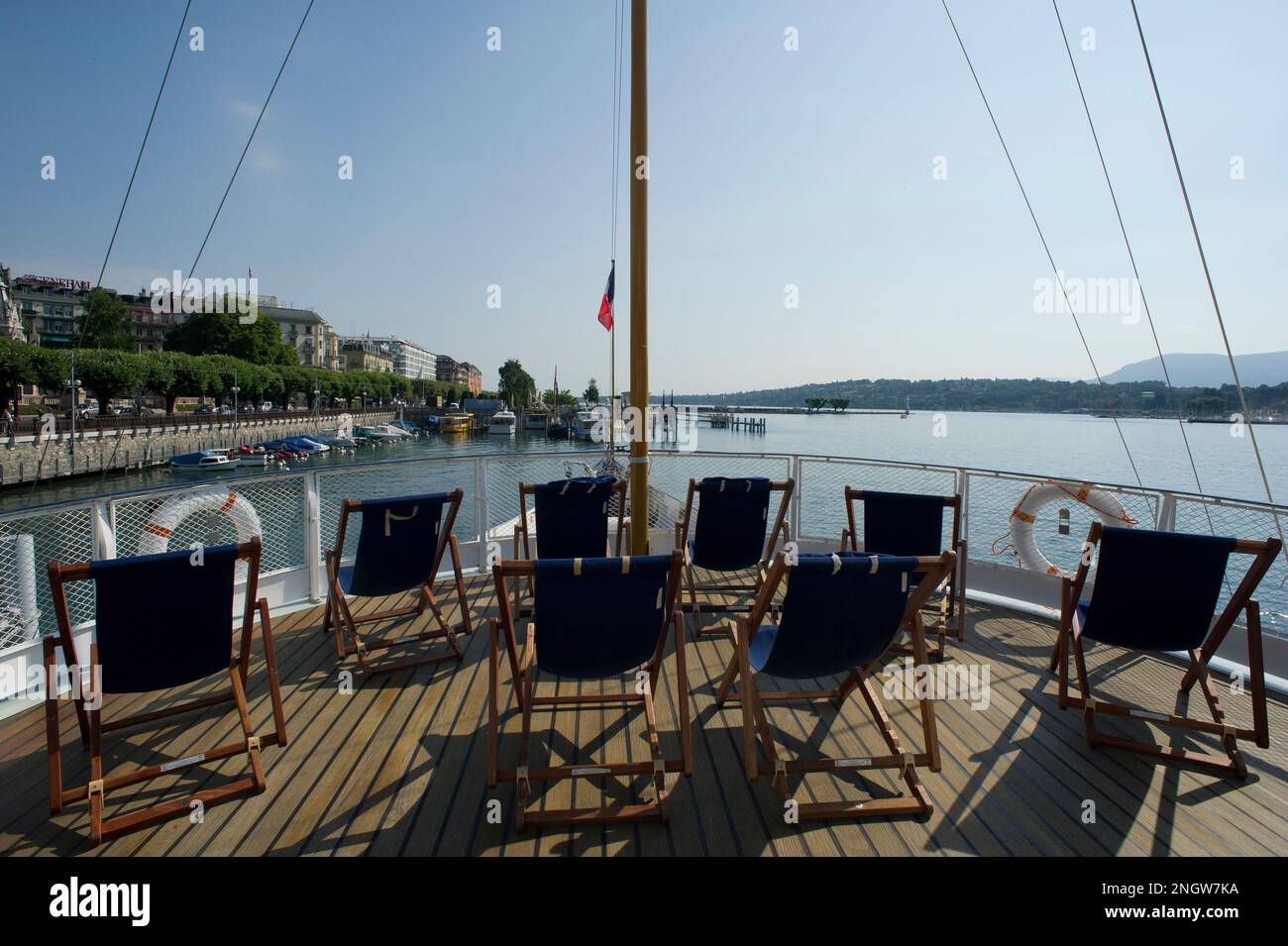 Geneve partage les rives du lac Leman entre espaces verts et immeubles ...