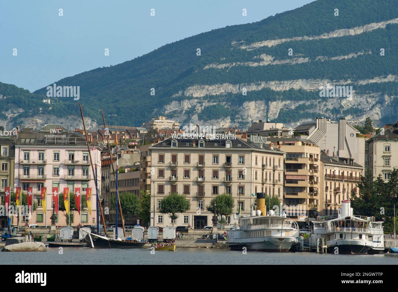 Geneve partage les rives du lac Leman entre espaces verts et immeubles ...