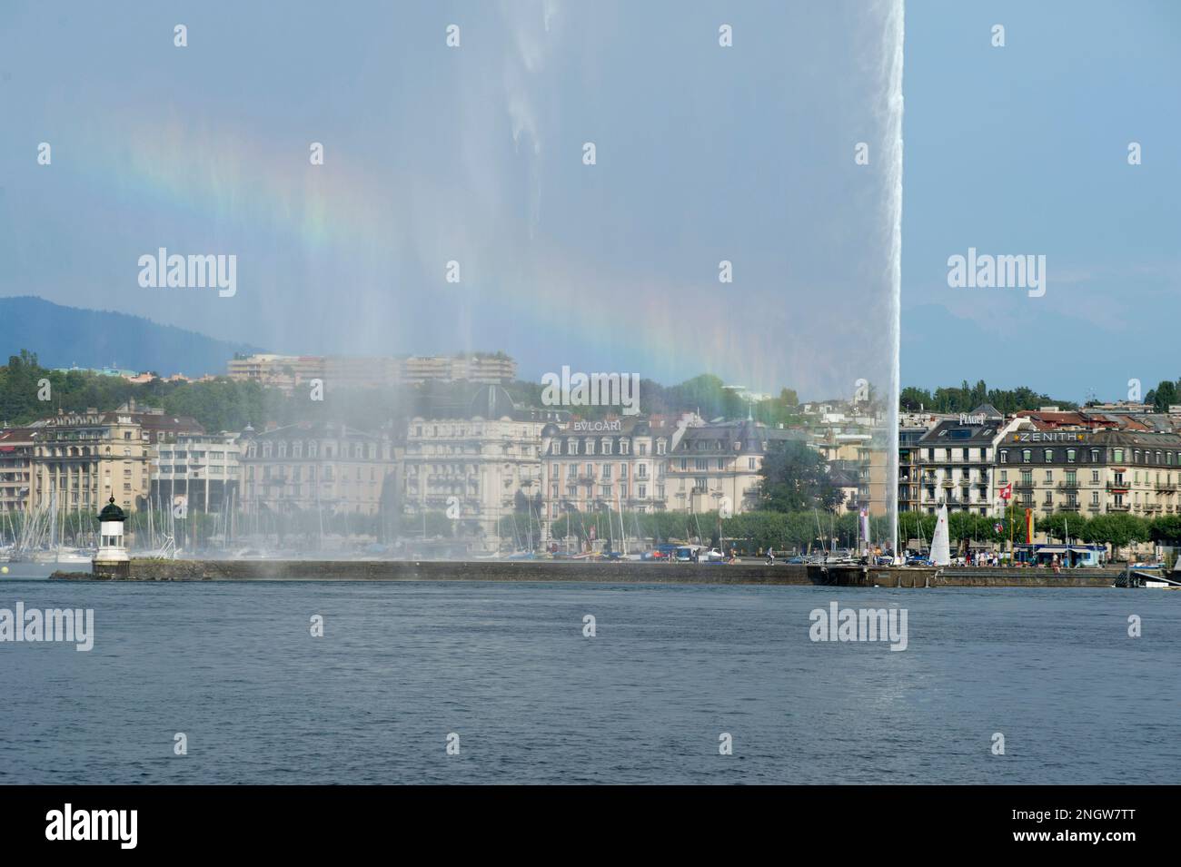 Geneve partage les rives du lac Leman entre espaces verts et immeubles ...