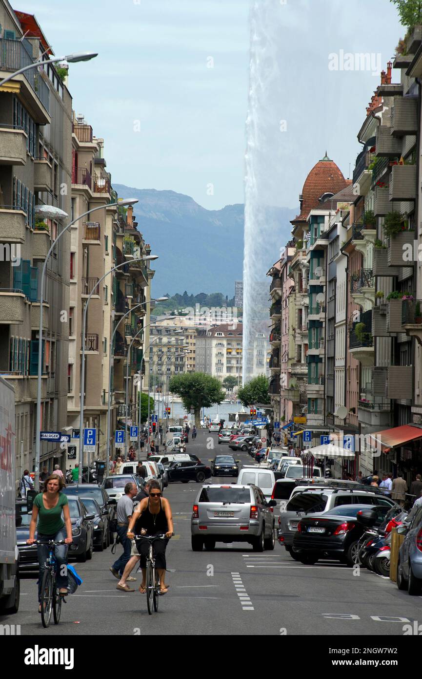 Geneve partage les rives du lac Leman entre espaces verts et immeubles ...