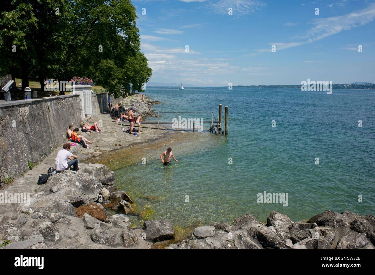 Geneve partage les rives du lac Leman entre espaces verts et immeubles ...
