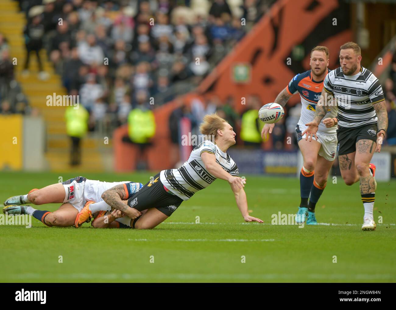 Hull, UK. 19th Feb, 2023. Brad Dwyer of Hull FC offloads to Josh ...