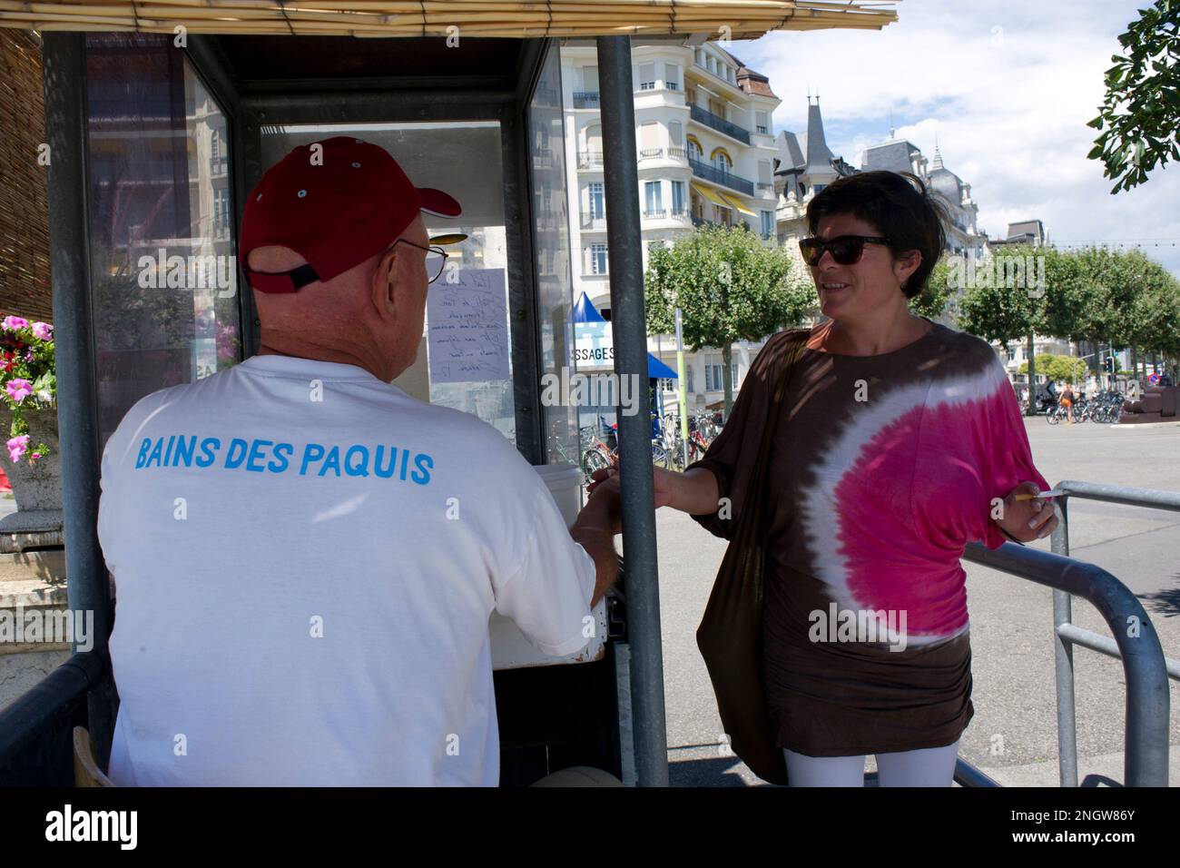 Geneve partage les rives du lac Leman entre espaces verts et immeubles ...