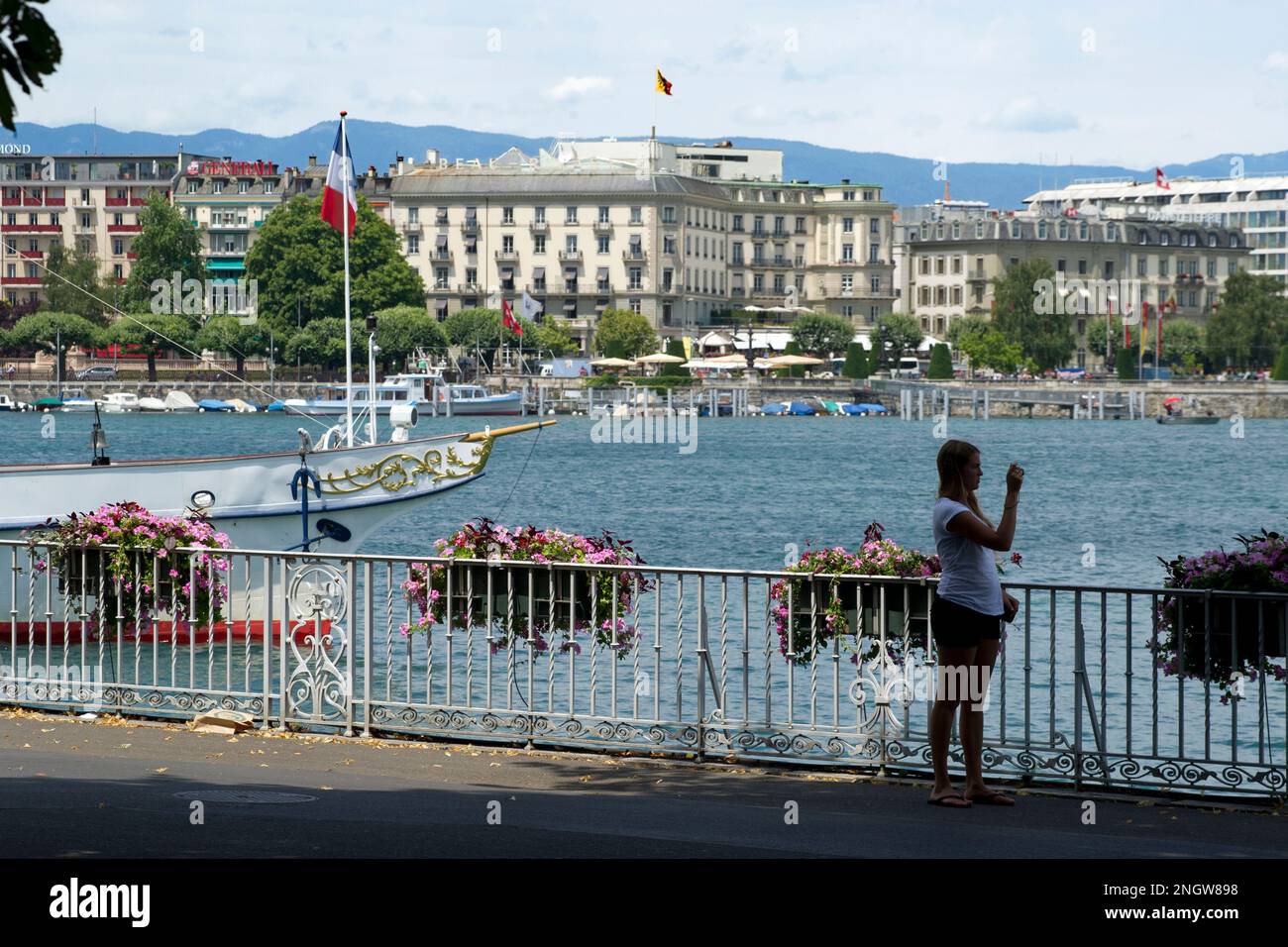Geneve partage les rives du lac Leman entre espaces verts et immeubles ...