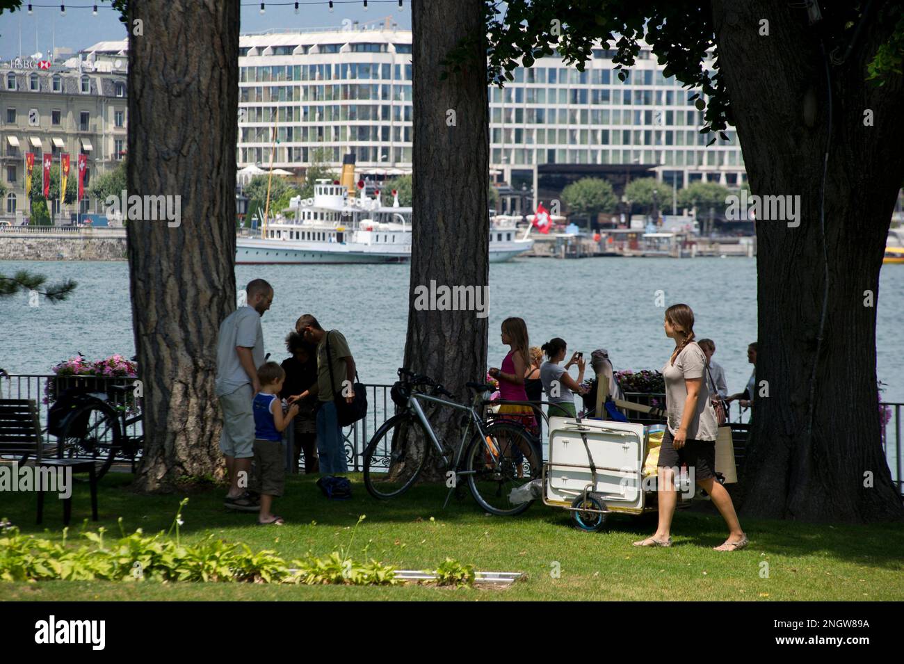 Geneve partage les rives du lac Leman entre espaces verts et immeubles ...