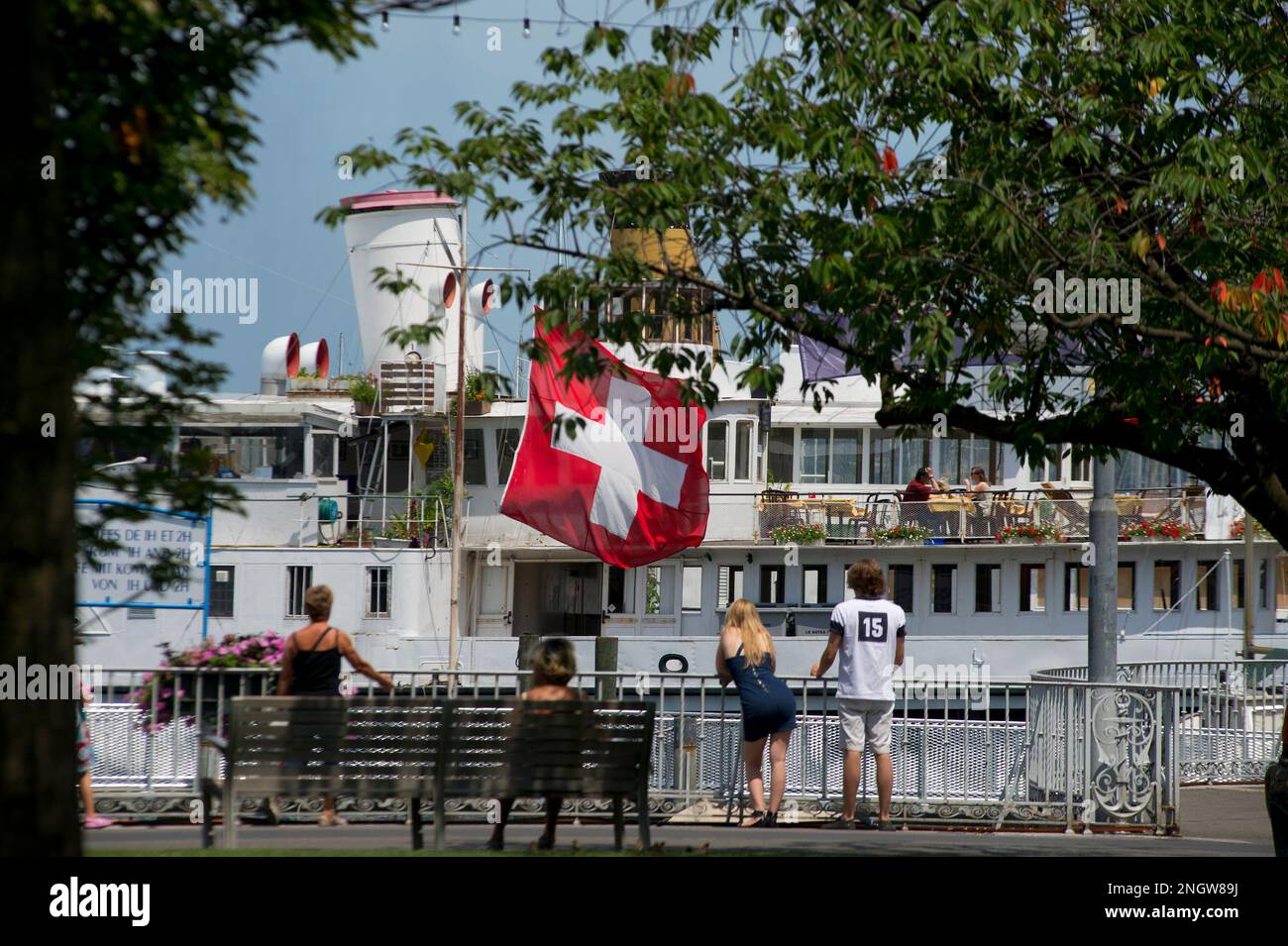 Geneve partage les rives du lac Leman entre espaces verts et immeubles ...
