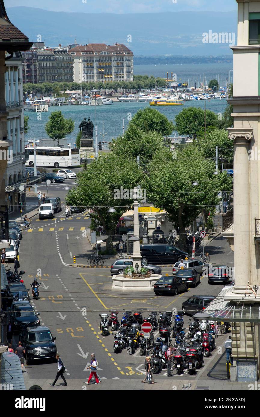 Geneve partage les rives du lac Leman entre espaces verts et immeubles ...