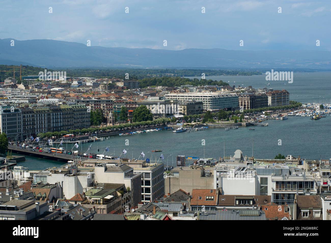Geneve partage les rives du lac Leman entre espaces verts et immeubles ...