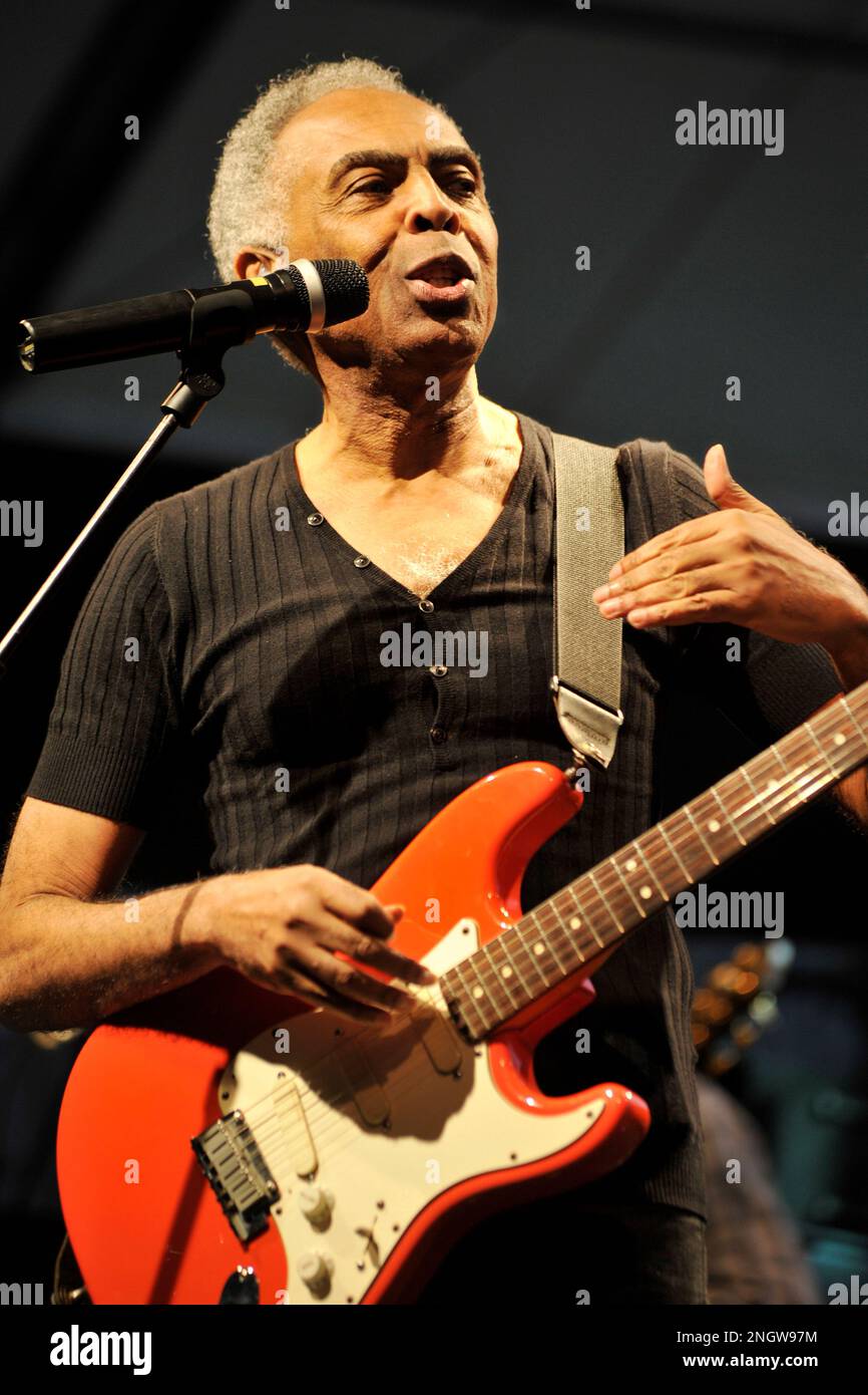 Gilberto Gil en concert au jazz festival de Dinant. Guitariste ...