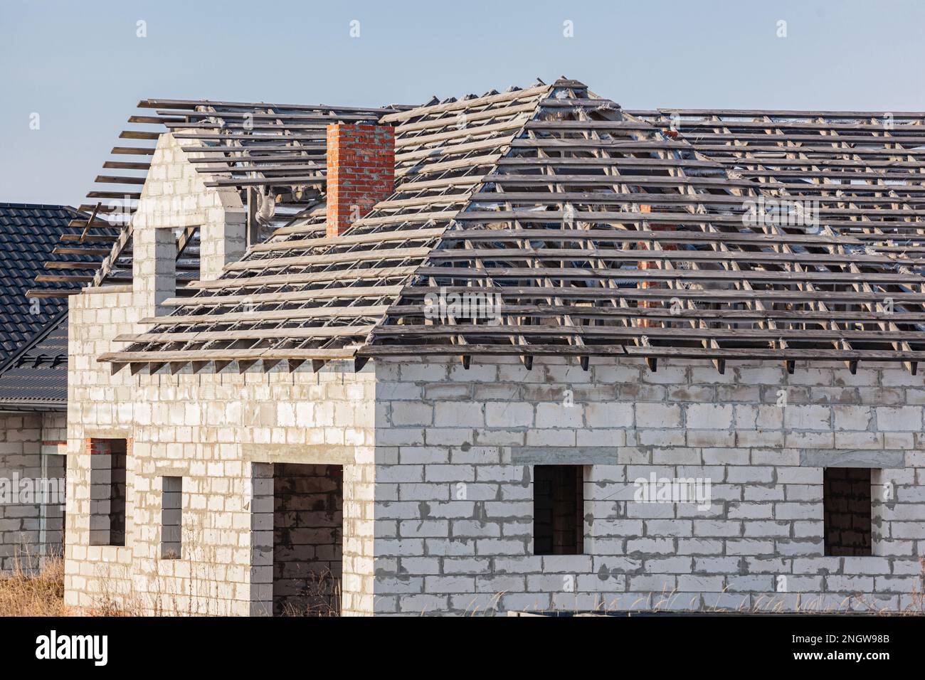 Abandoned unfinished empty house no windows, abandoned construction ...
