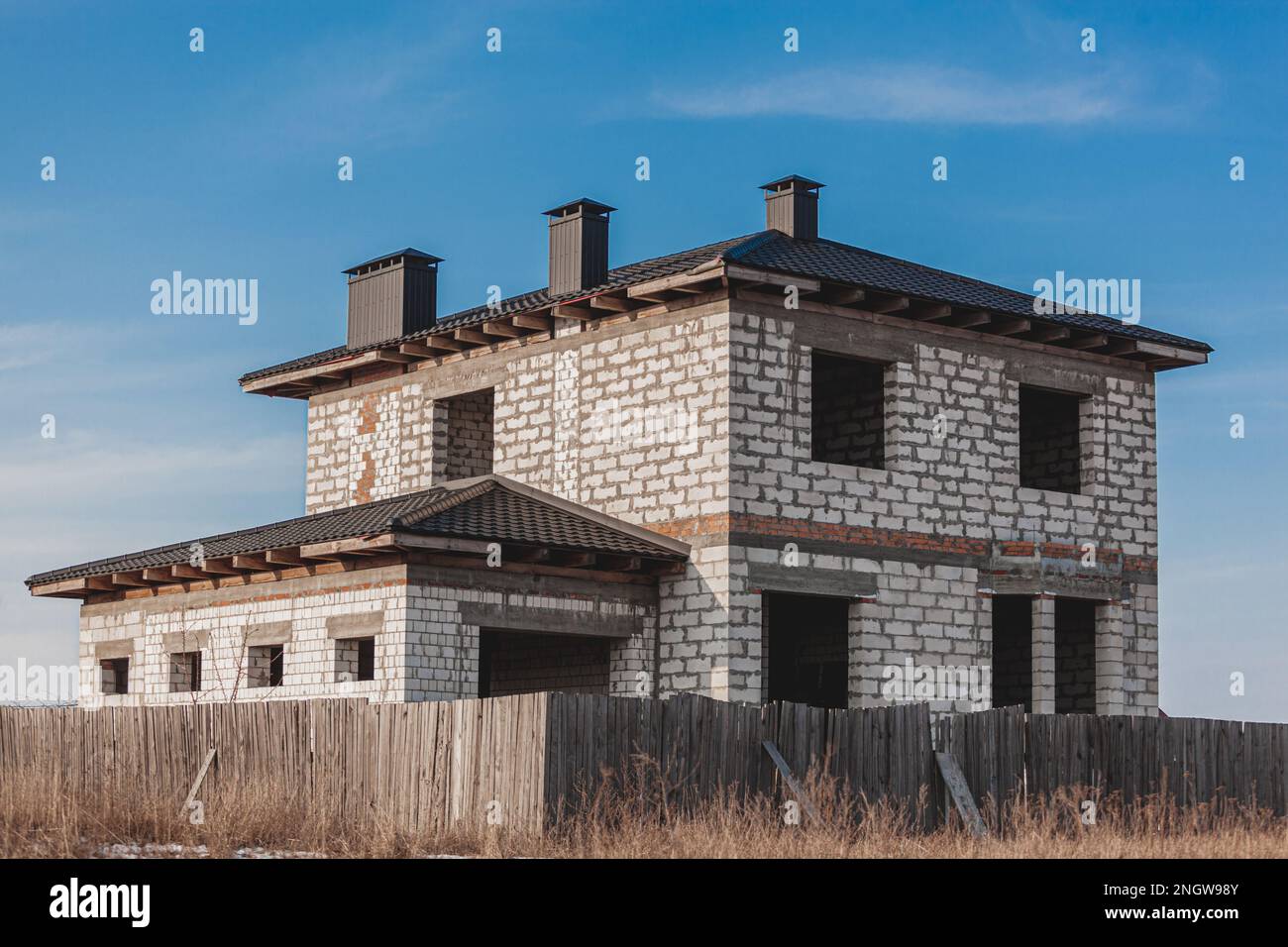 Abandoned unfinished empty house no windows, abandoned construction ...