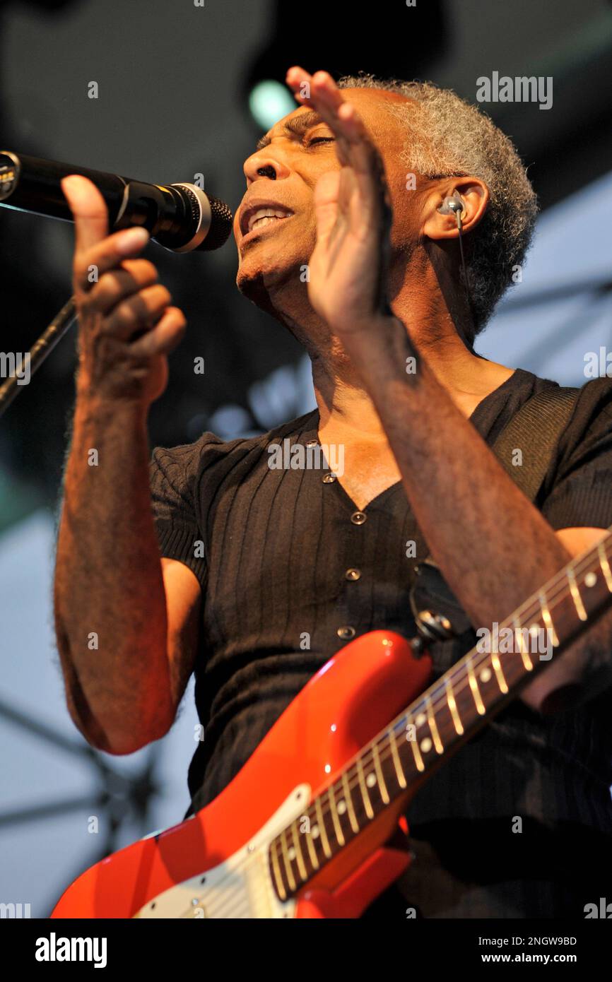 Gilberto Gil en concert au jazz festival de Dinant. Guitariste ...