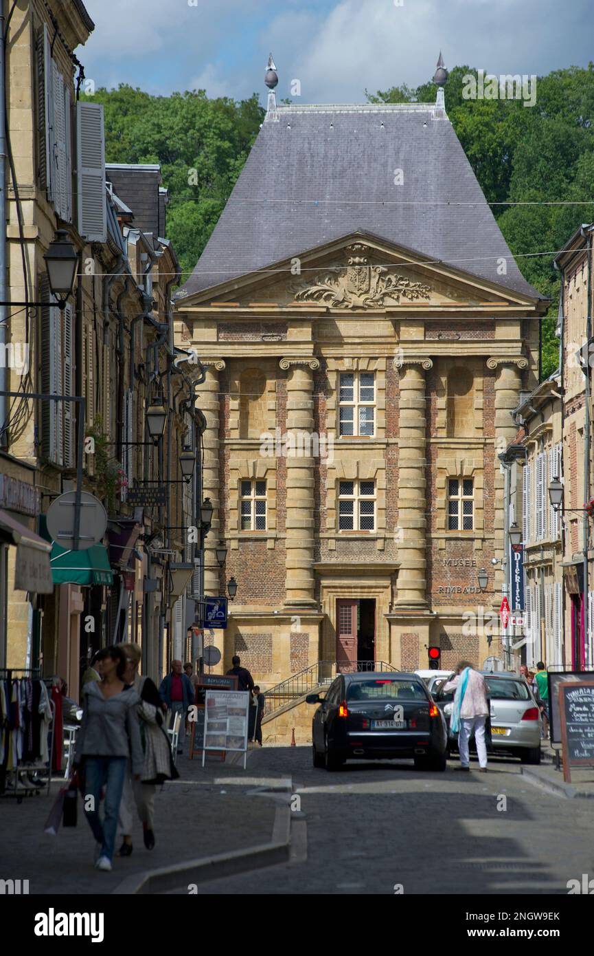 Le chef-lieu du departement des ardennes est celebre pour sa magnifique ...