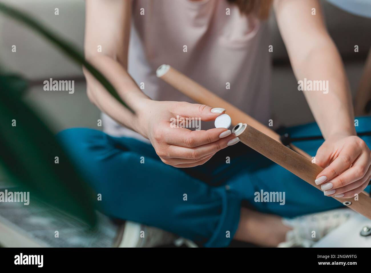 Woman scratch leg hi-res stock photography and images - Alamy
