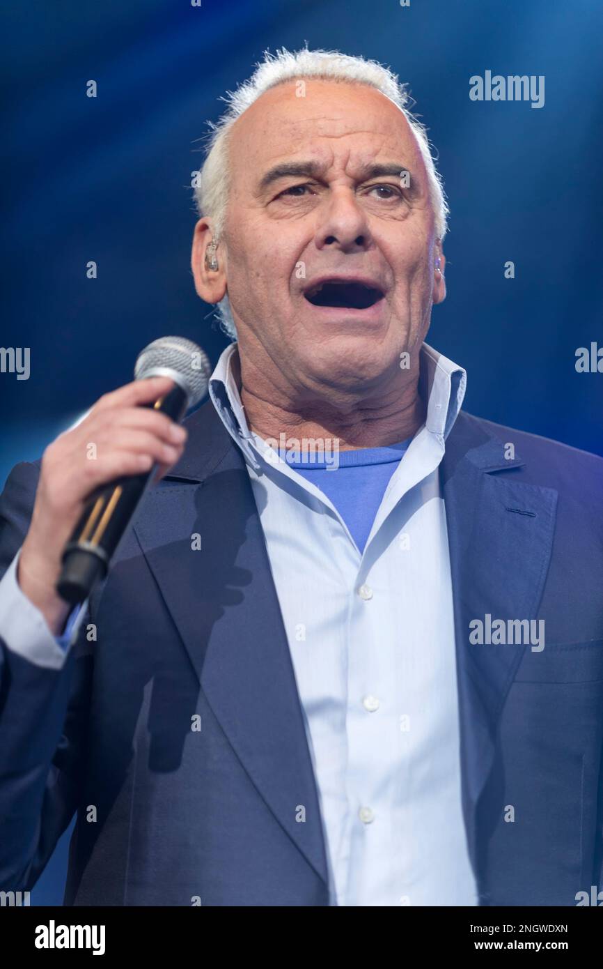 The french singer and his project Pluribus live in Incourt | Michel ...