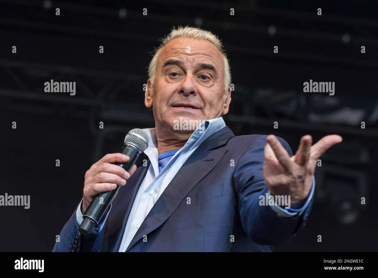 The french singer and his project Pluribus live in Incourt | Michel ...