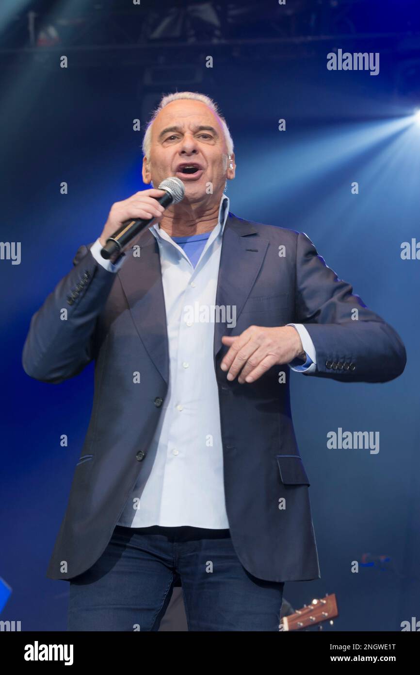 The french singer and his project Pluribus live in Incourt | Michel ...