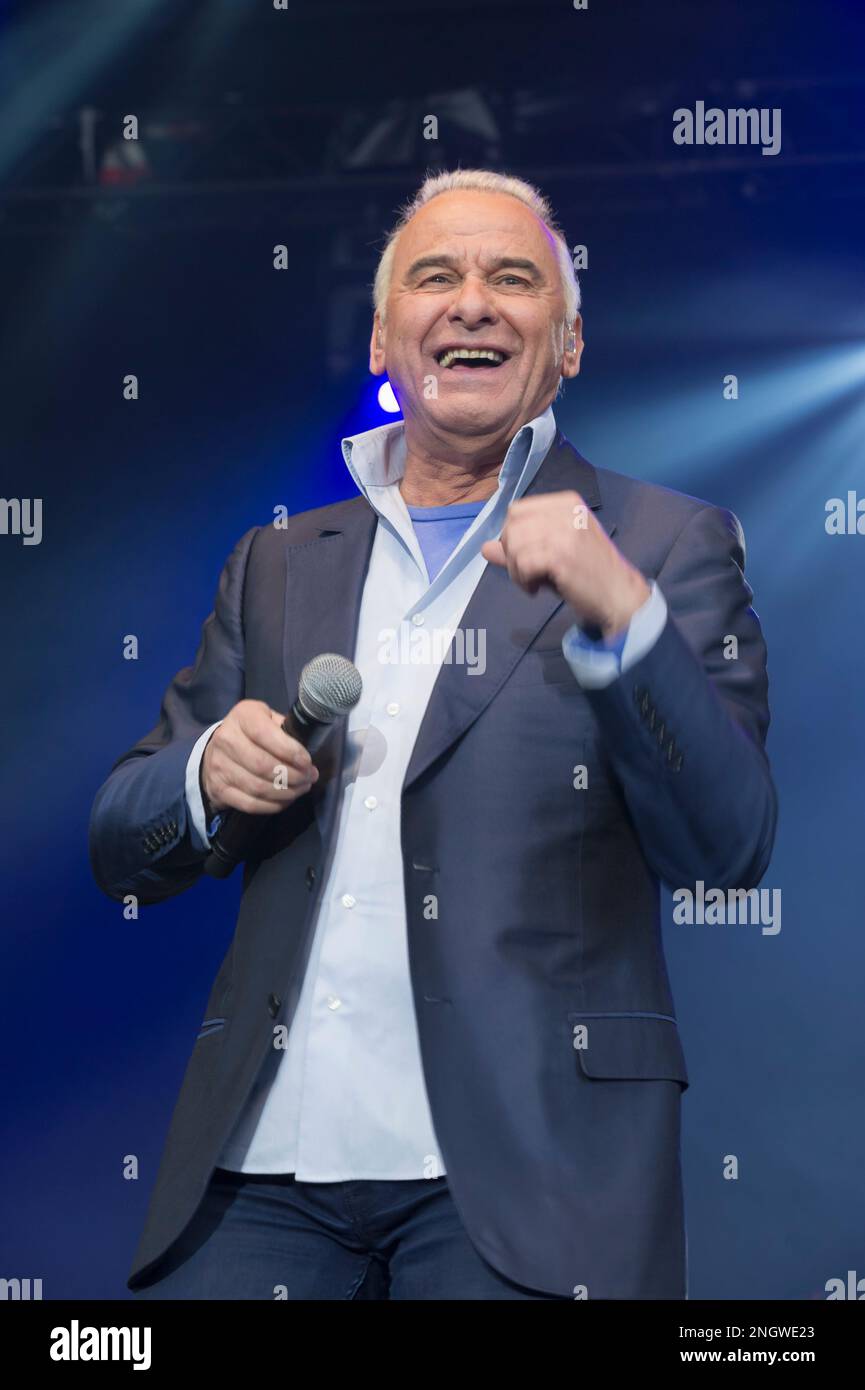The french singer and his project Pluribus live in Incourt | Michel ...