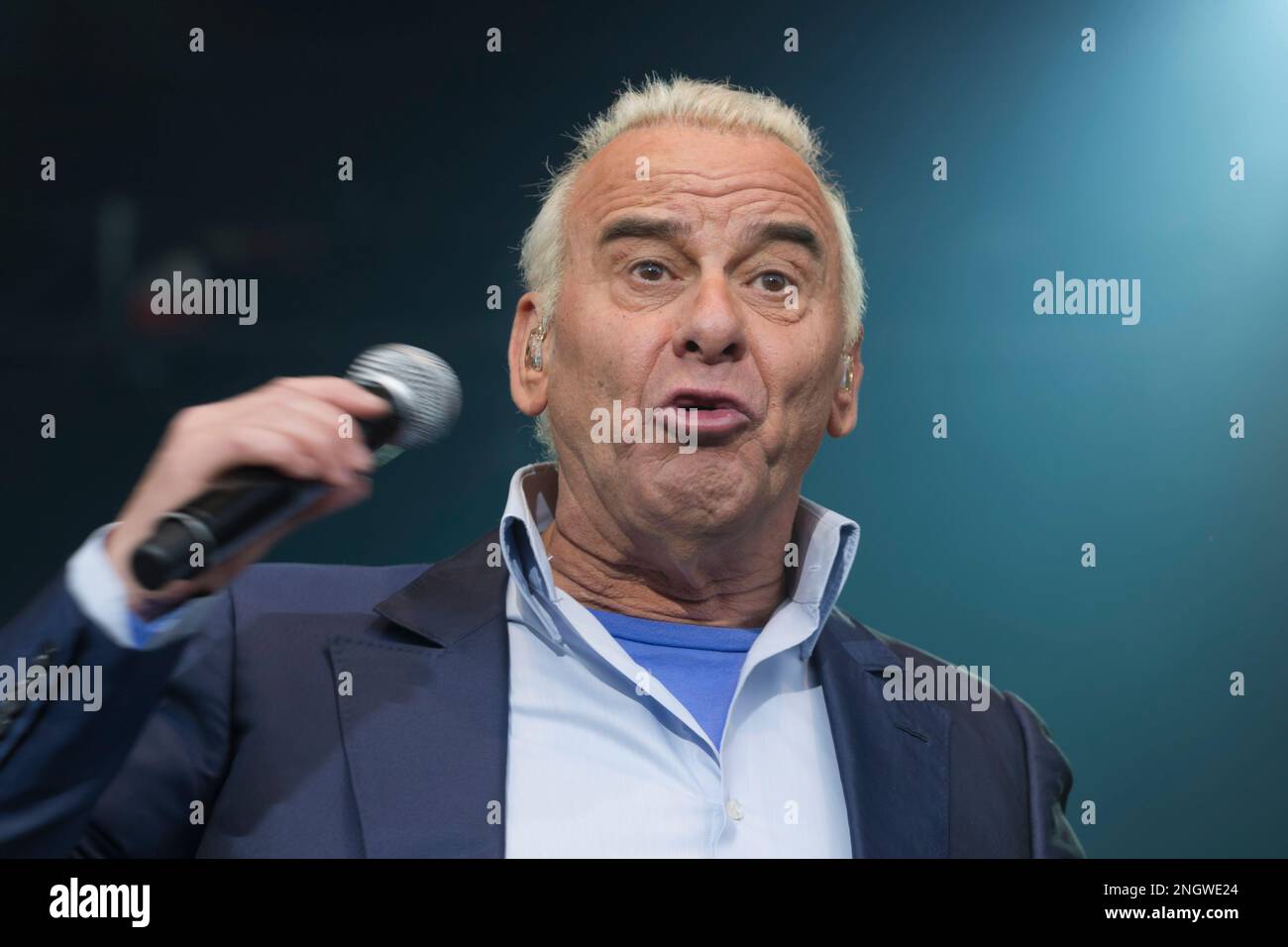 The french singer and his project Pluribus live in Incourt | Michel ...