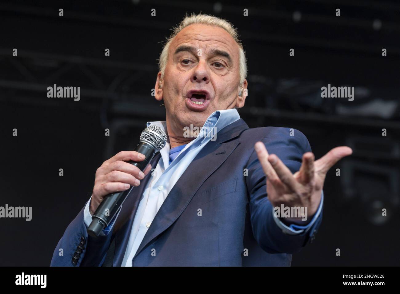 The french singer and his project Pluribus live in Incourt | Michel ...