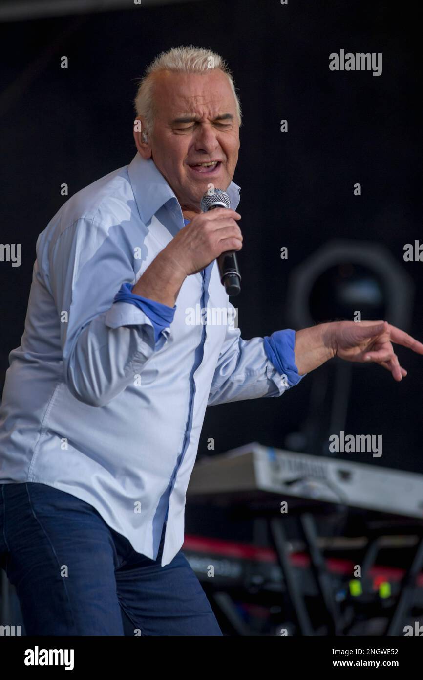 The french singer and his project Pluribus live in Incourt | Michel ...