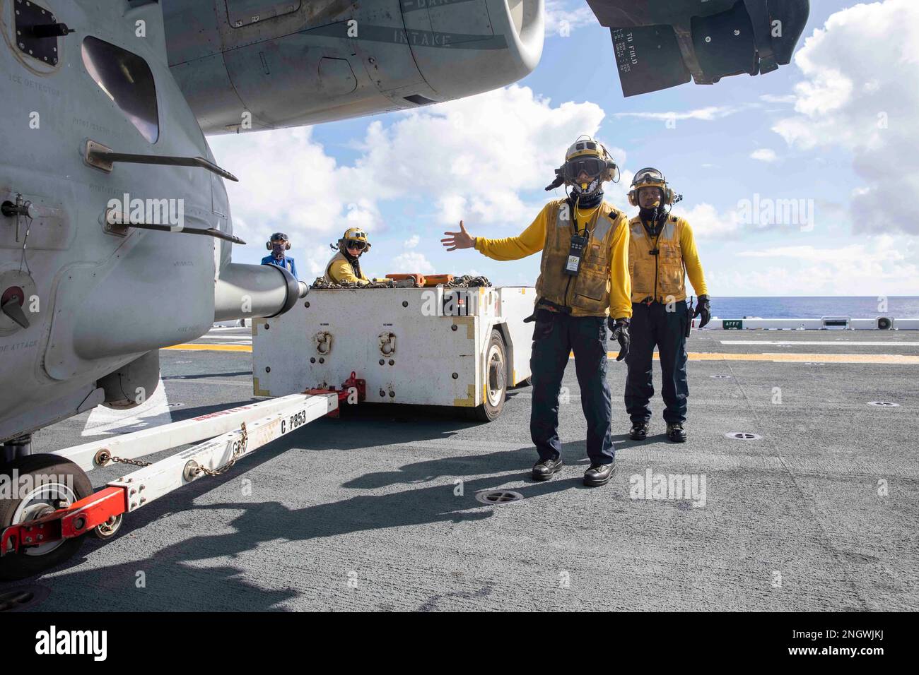 221129-N-VS068-2076 PACIFIC OCEAN (Nov. 29, 2022) – Sailors move an MV ...