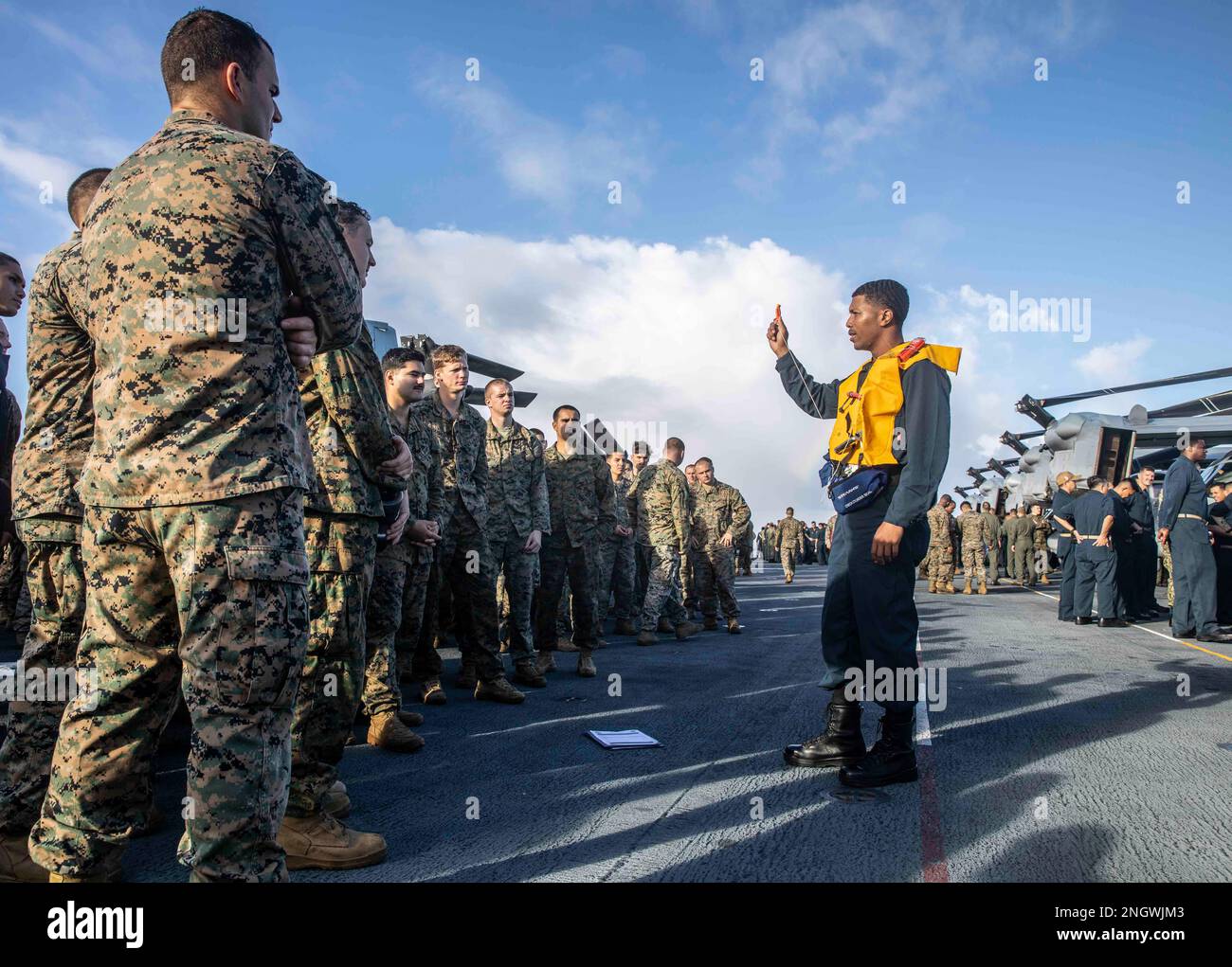 221129-N-XK047-1021 PACIFIC OCEAN (Nov. 29, 2022) – Boatswain’s Mate ...