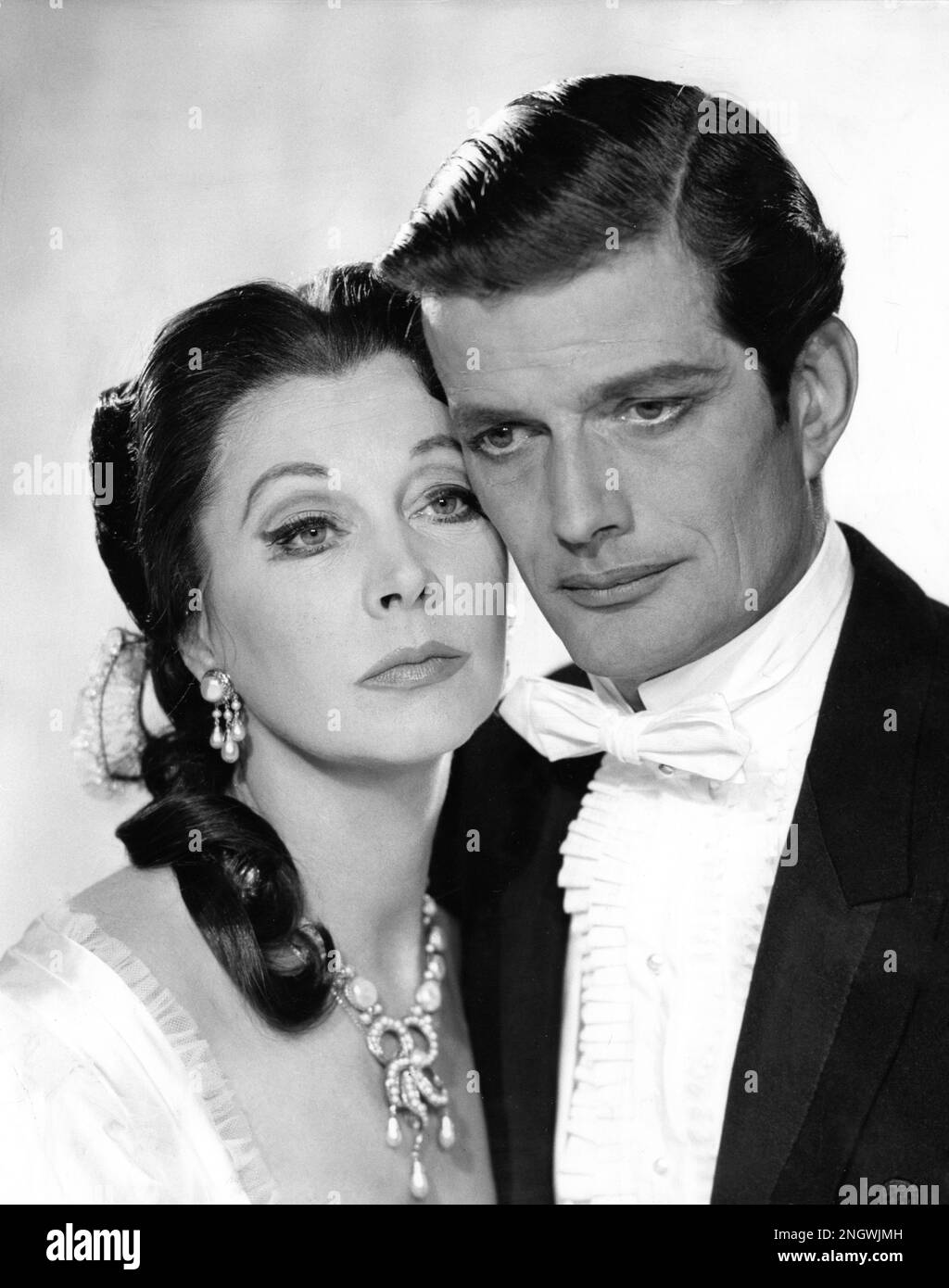 VIVIEN LEIGH as Marguerite Gautier and JOHN MERIVALE as Armand Duval ...