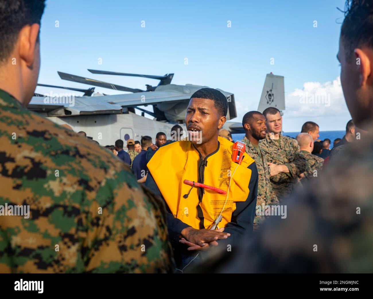 221129-N-XK047-1031 PACIFIC OCEAN (Nov. 29, 2022) – Boatswain’s Mate ...