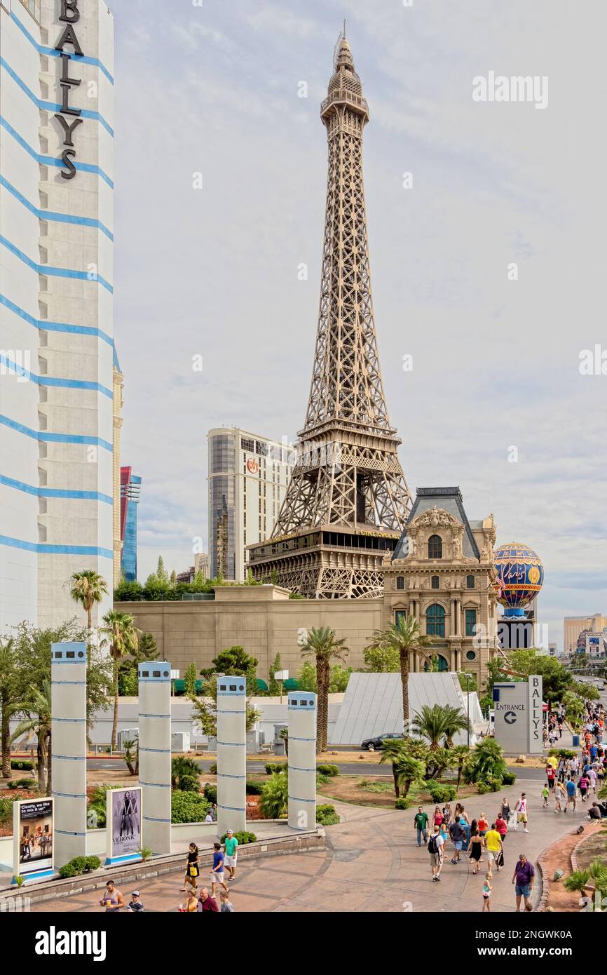 Las vegas strip las vegas strip tour eiffel hi-res stock photography ...
