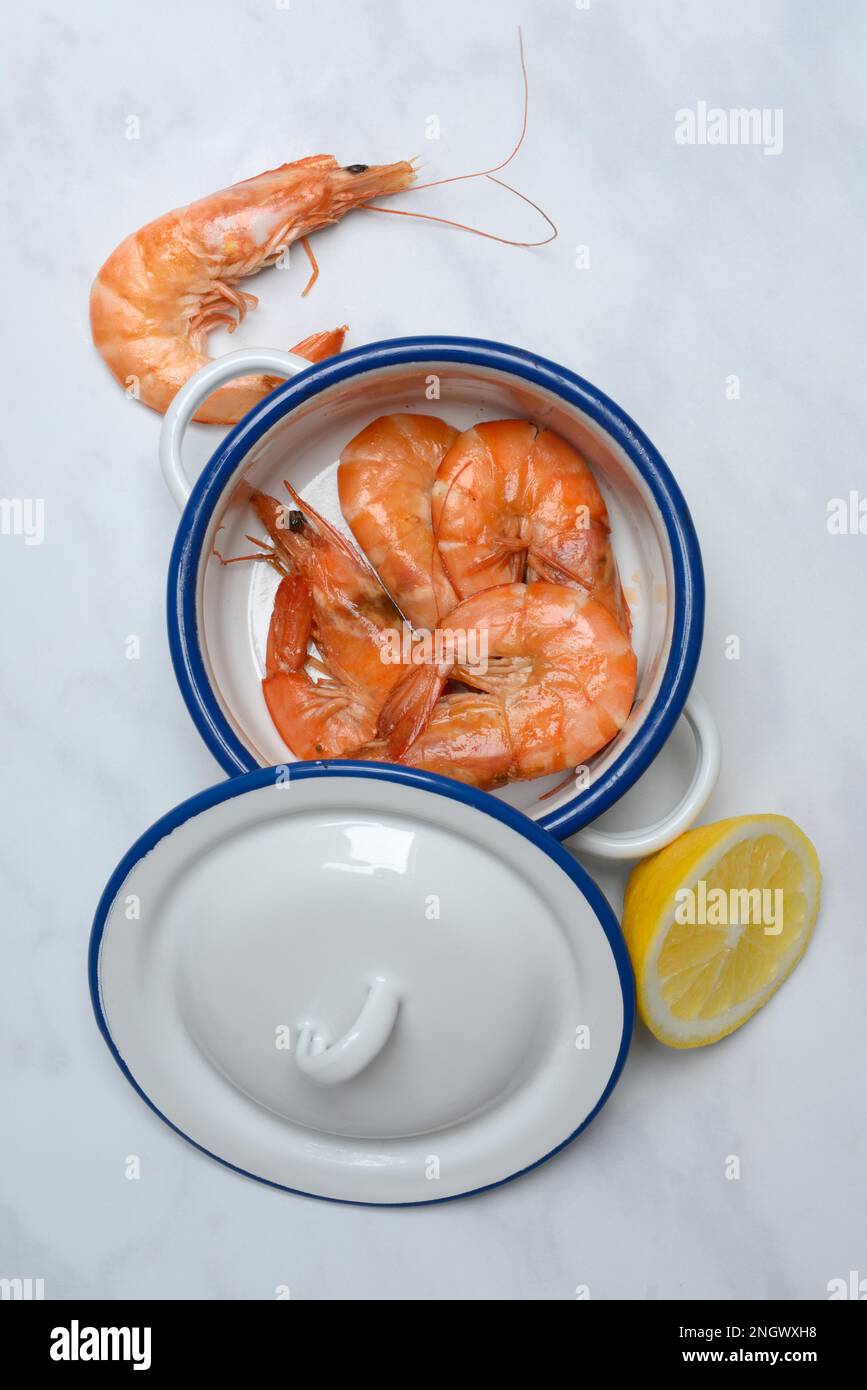 Cooked prawns in pot, shrimps, prawns Stock Photo - Alamy