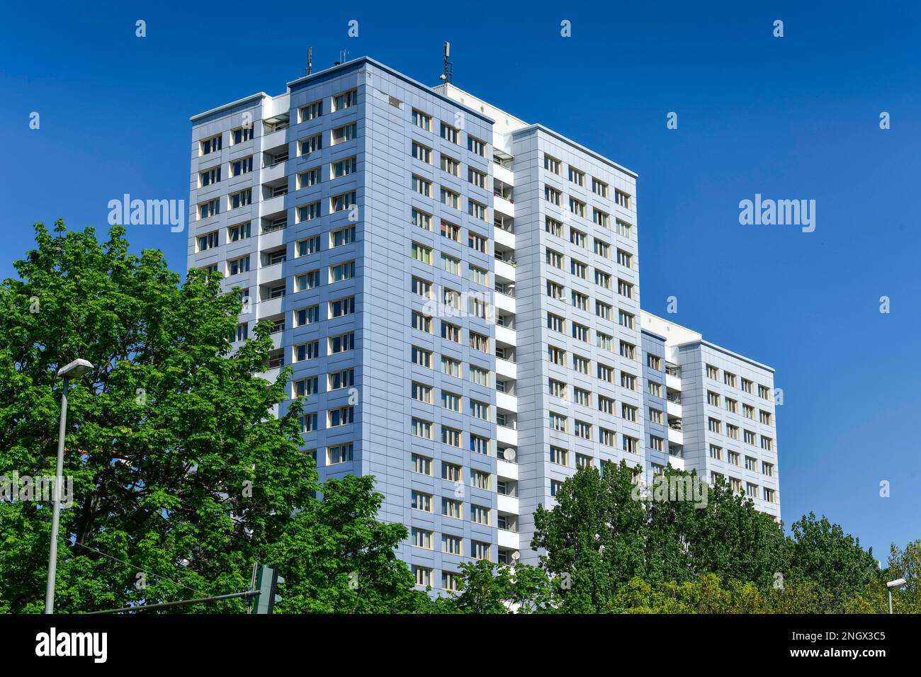 Residential building, Strasse der Pariser Kommune, Friedrichshain ...