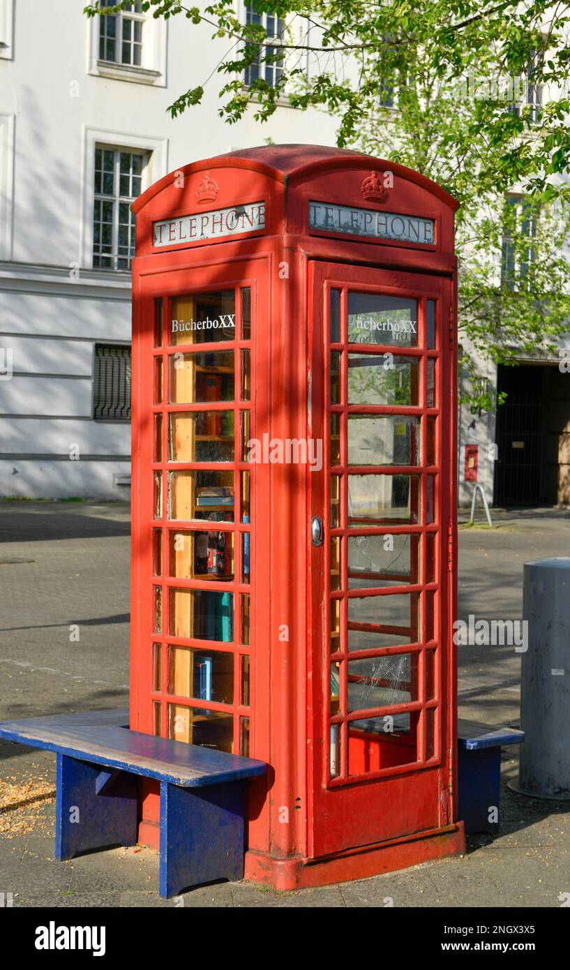 English telephone box hi-res stock photography and images - Alamy