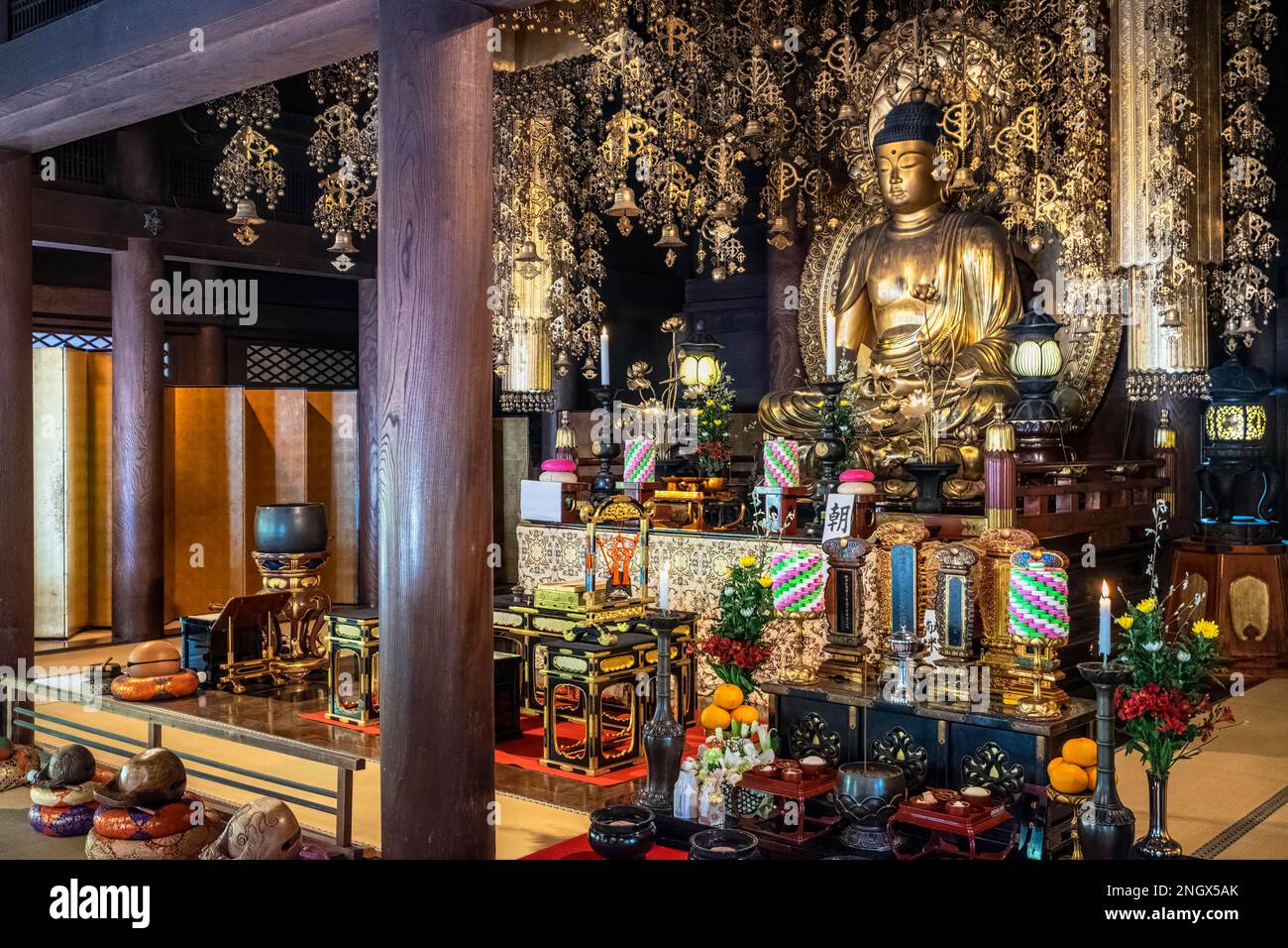 Kyoto Japan. Buddha statue inside Chion-in temple Stock Photo - Alamy