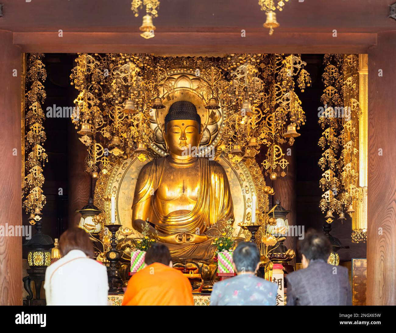 Kyoto Japan. Buddha statue inside Chion-in temple Stock Photo - Alamy