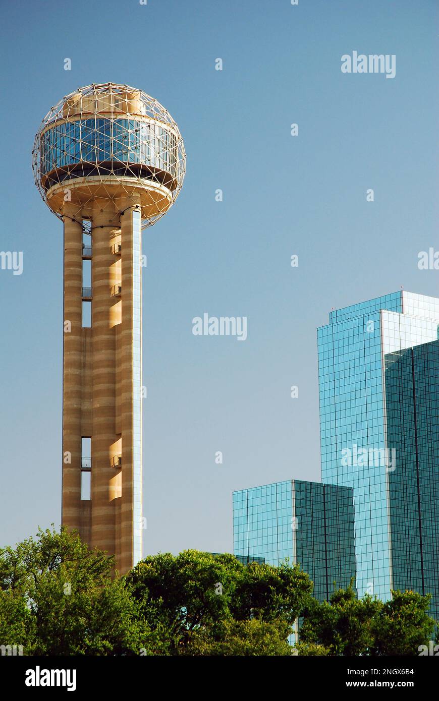 Reunion tower dallas observation hi-res stock photography and images ...