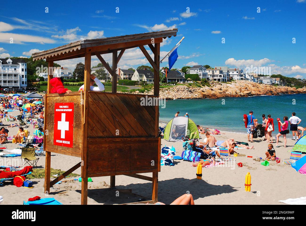 Red cross lifeguard on beach hi-res stock photography and images - Alamy