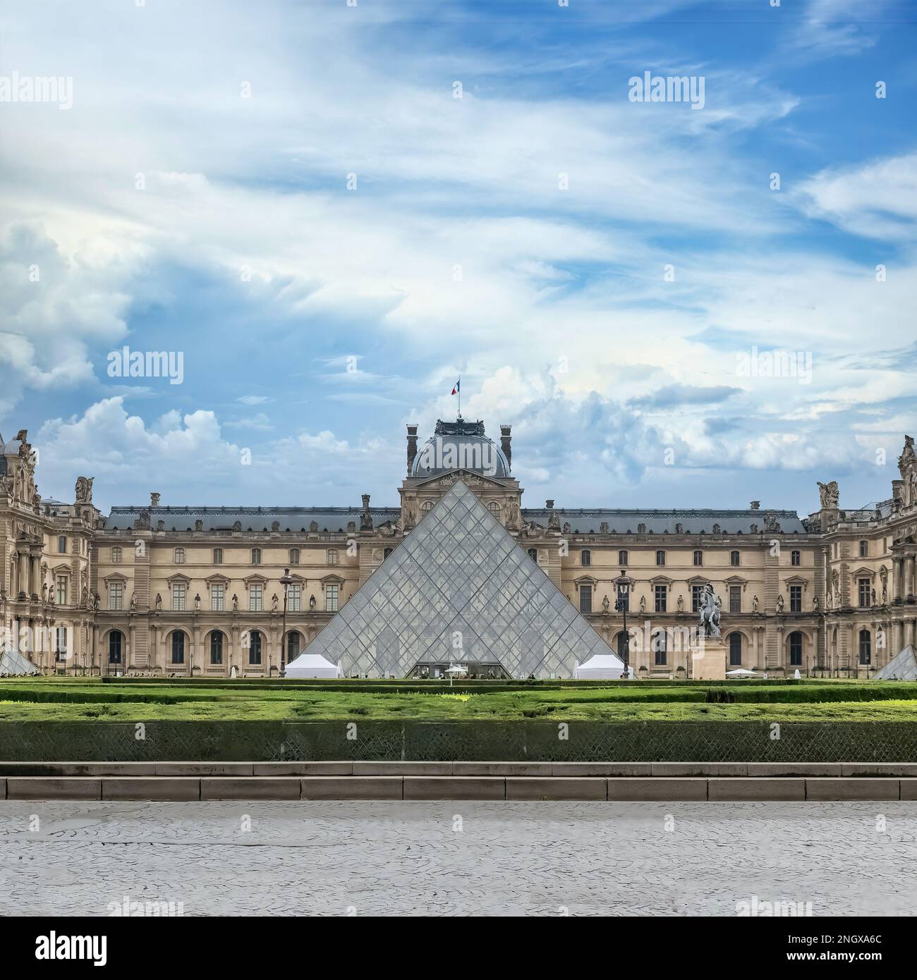 Paris, the Louvre and the beautiful pyramid, in the center Stock Photo ...