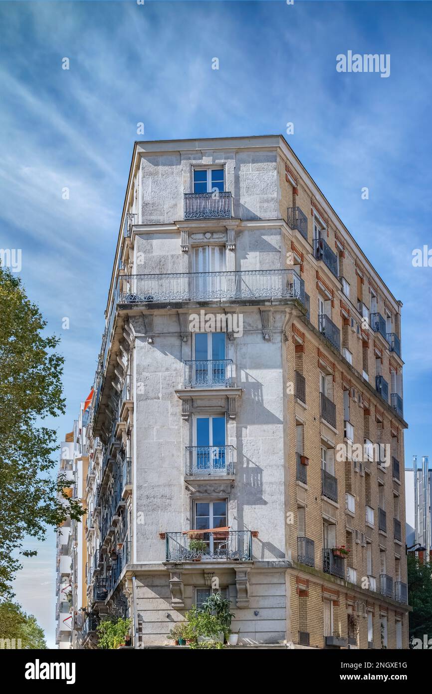 Typical paris flat building hi-res stock photography and images - Alamy