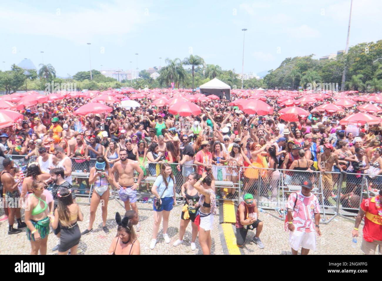 Rio de Janeiro, Rio de Janeiro, Brasil. 19th Feb, 2023. (INT) Block on ...